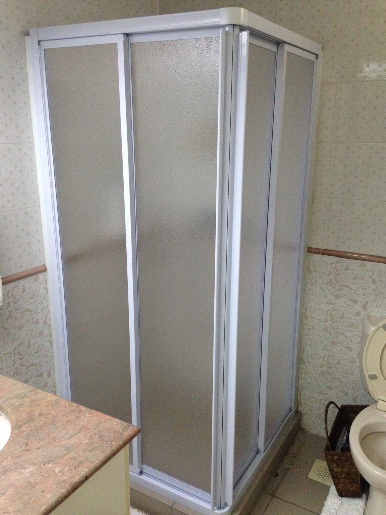 Corner Entry Shower Screen – RMH Interior & Supply